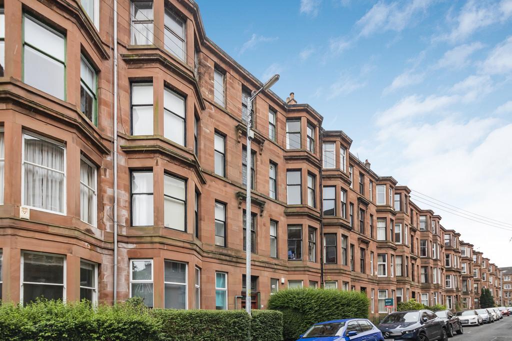 Caird Drive, Glasgow G11 2 bed flat - £195,000
