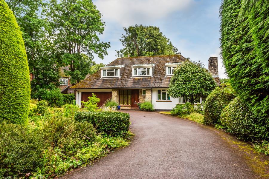 Hockering Road, Woking GU22 4 bed detached bungalow - £3,400 pcm (£785 pw)