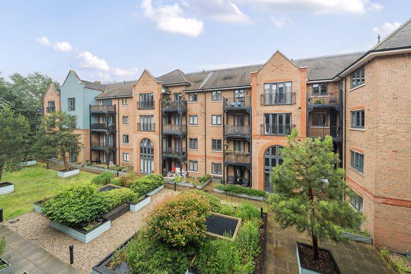 Piazza House, Cannons Wharf... 2 bed apartment - £300,000
