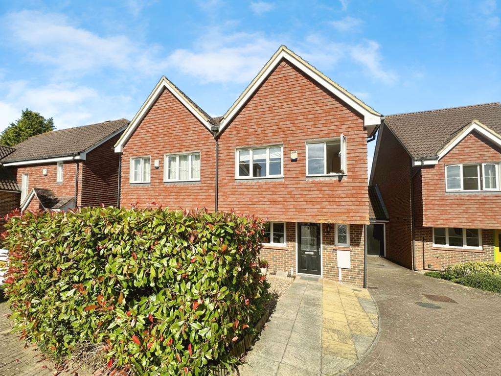 Oaklands Maidstone ME15 3 bed semi-detached house - £1,800 pcm (£415 pw)