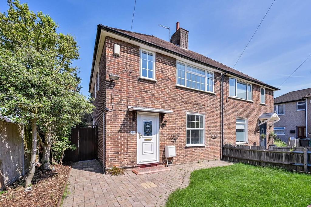 Crutchley Road, Catford SE6 3 bed house - £2,150 pcm (£496 pw)