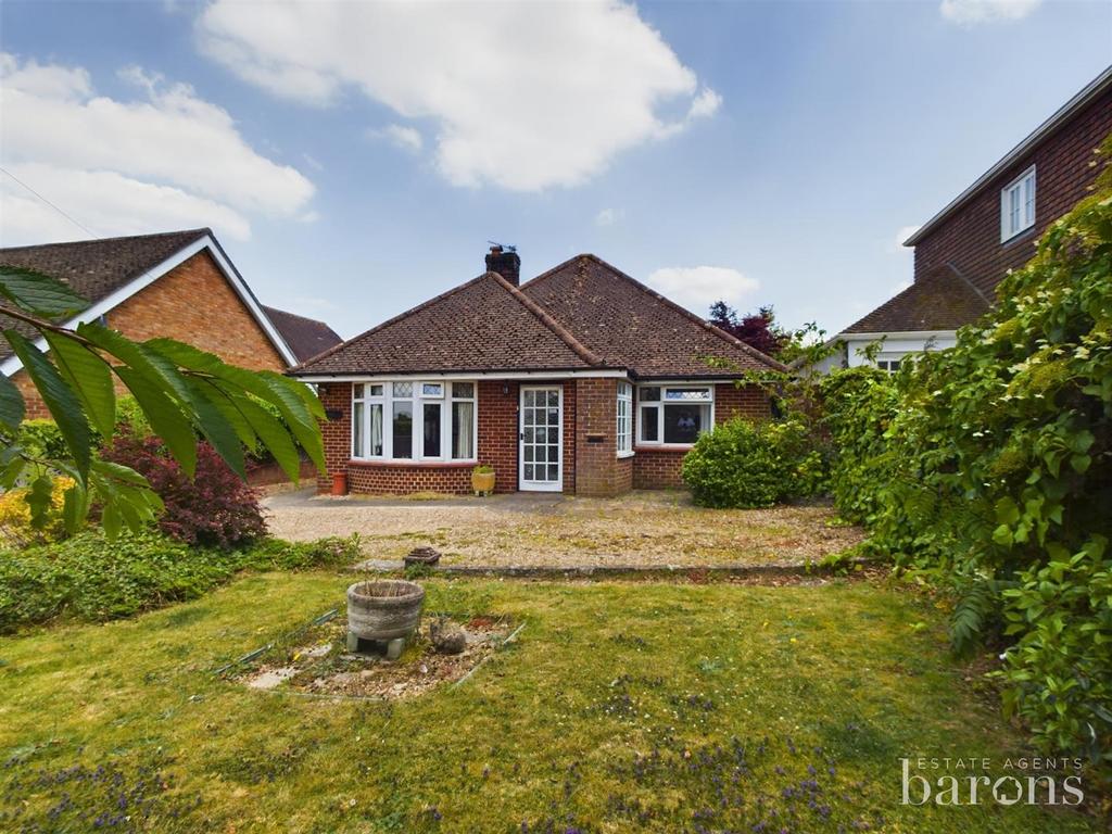 Kempshott Lane, Basingstoke RG22 2 bed detached bungalow - £480,000