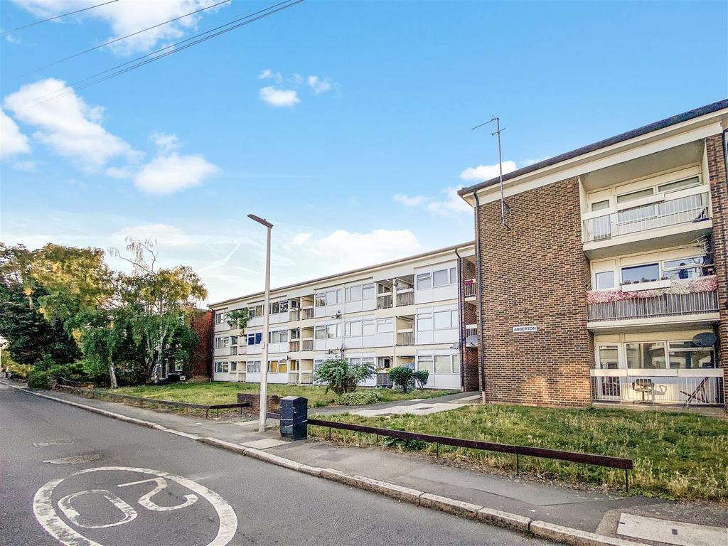 Prospect Road, Essex IG8 Studio for sale - £200,000