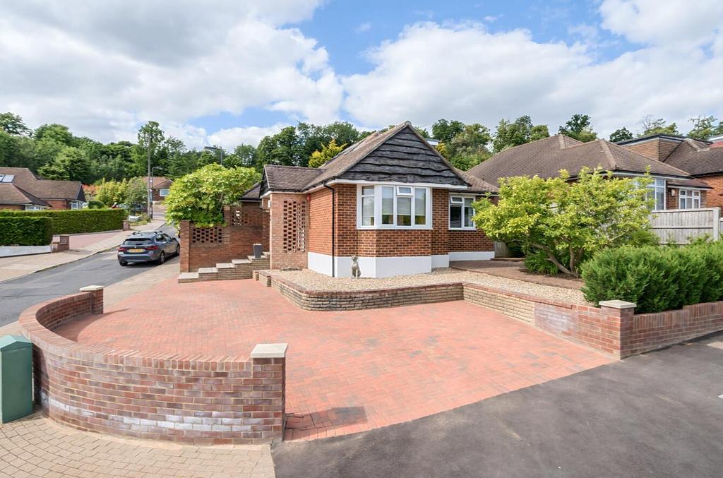Embry Way, Stanmore HA7 3 bed detached house - £899,999