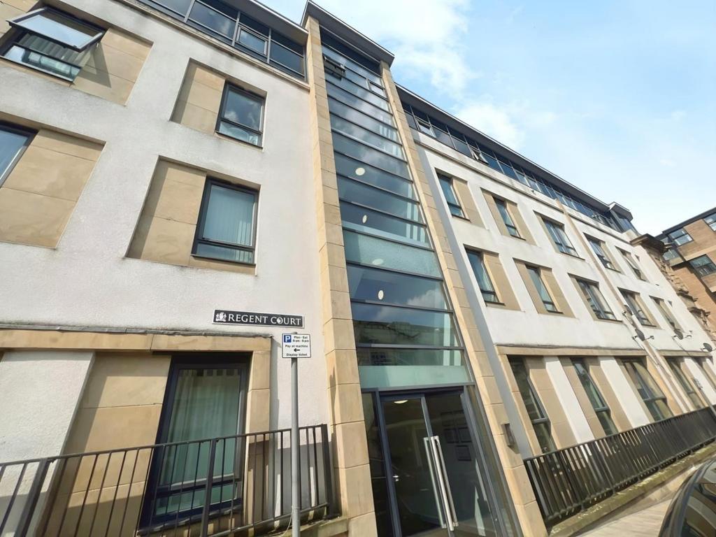 Regents Court, Royal Street... 2 bed apartment - £650 pcm (£150 pw)