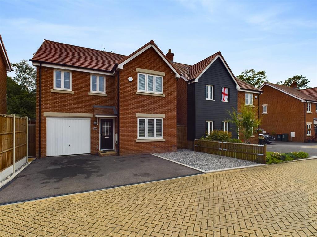 Forge Wood, Crawley 4 bed detached house - £600,000