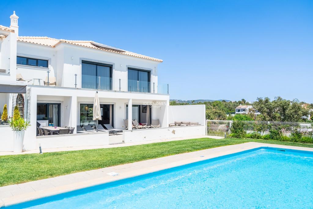 Almancil, Algarve 4 bed villa - £1,107,406* (€1,295,000)