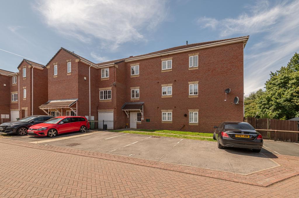 Kensington Way, Leeds LS10 2 bed flat - £825 pcm (£190 pw)