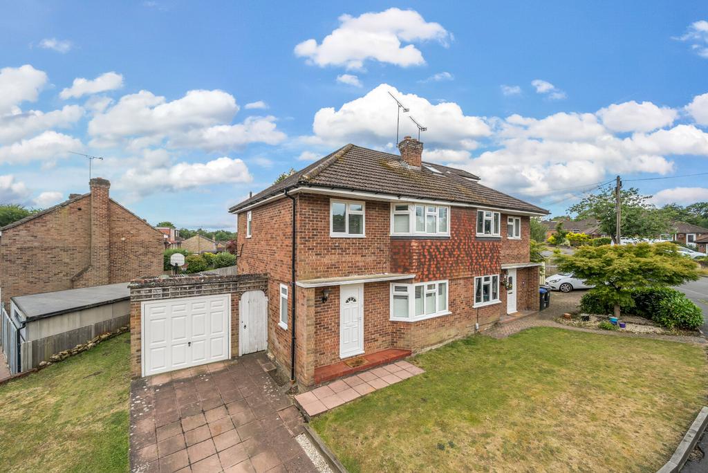 Hermitage Woods Crescent, Woking, GU21 3 bed semi-detached house - £485,000