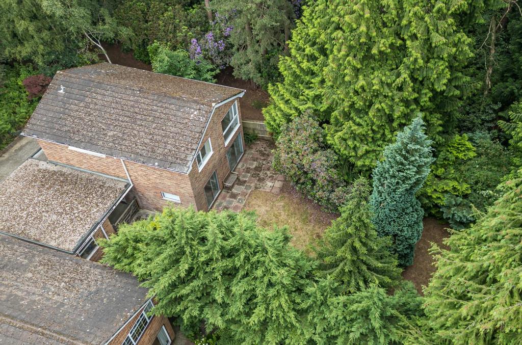 Cairn Close, Camberley 4 bed detached house - £675,000
