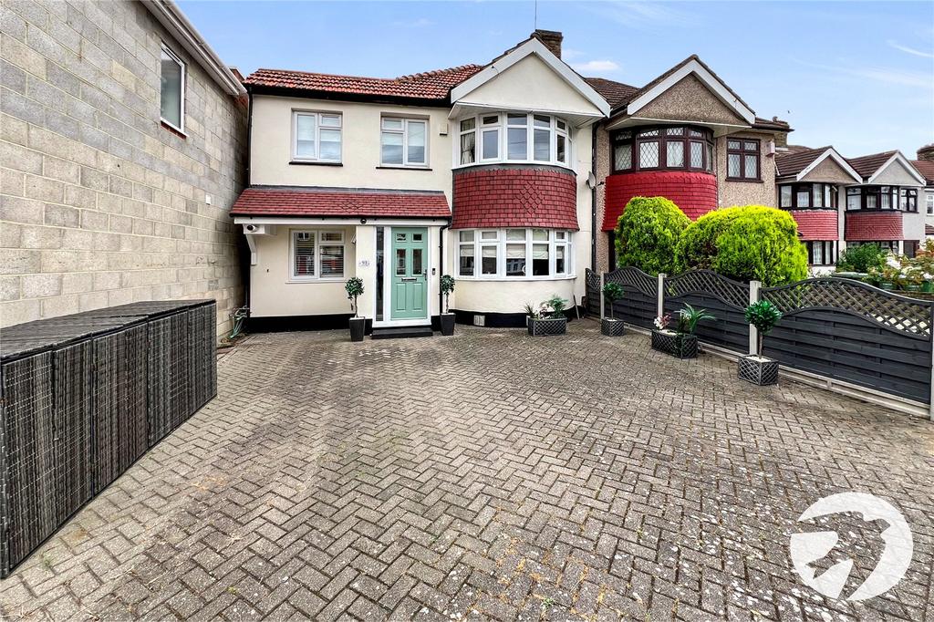 Farnham Road, Welling, Kent, DA16 4 bed semi-detached house - £625,000