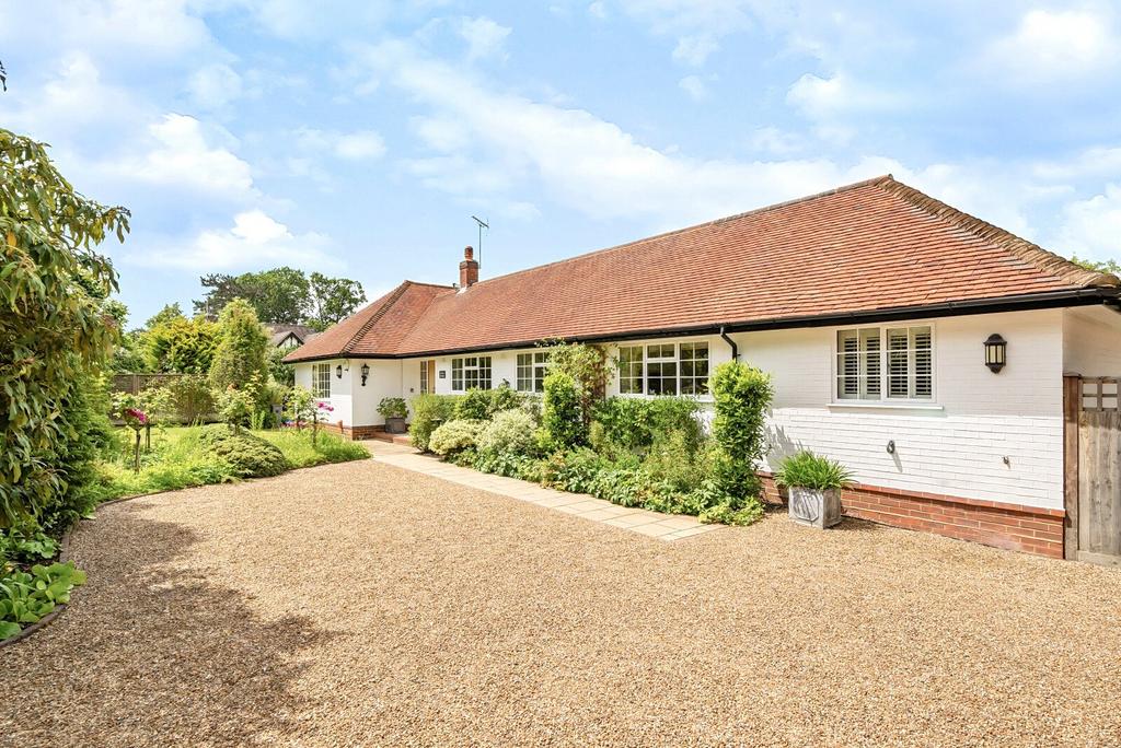 High Park Avenue, East Horsley, KT24 3 bed bungalow for sale - £1,795,000