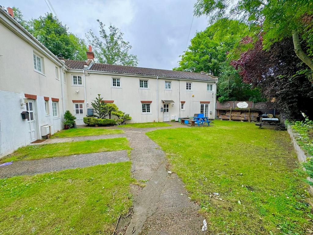 Downham Way, Bromley, BR1 2 bed end of terrace house - £1,900 pcm (£438 pw)