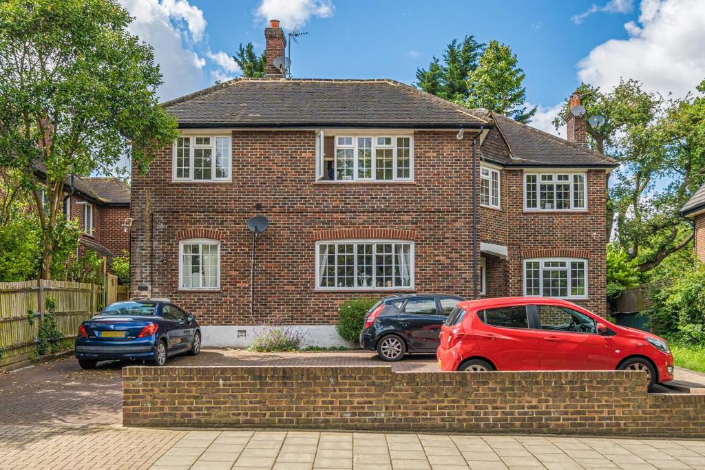 Albert Drive, Southfields 2 bed flat - £375,000