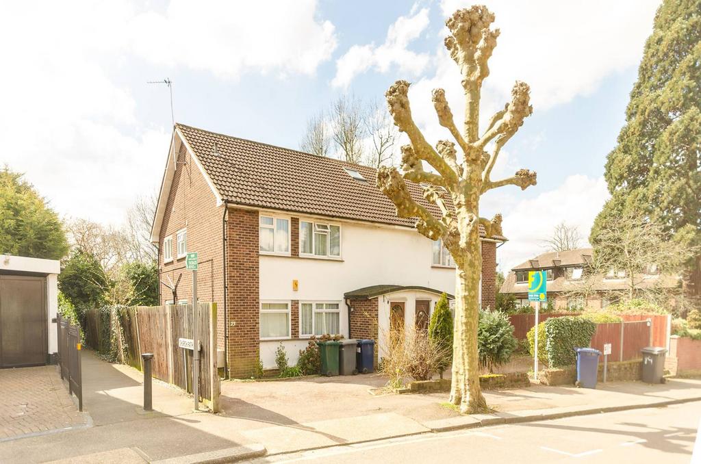 Woodside Grove, Woodside Park... 3 bed maisonette - £2,700 pcm (£623 pw)