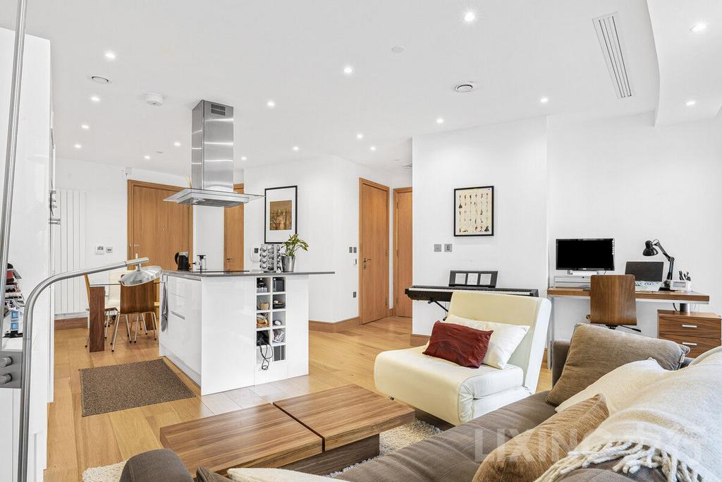 Crossharbour Plaza, Canary Wharf, E14... 1 bed apartment - £2,500 pcm ...
