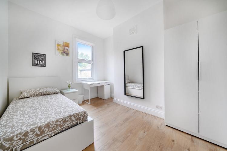 Floyd Road London SE7 4 bed house - £3,800 pcm (£877 pw)