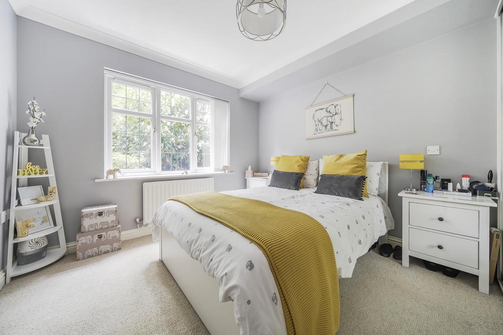 Bagshot, Surrey, GU19 2 bed flat for sale - £300,000