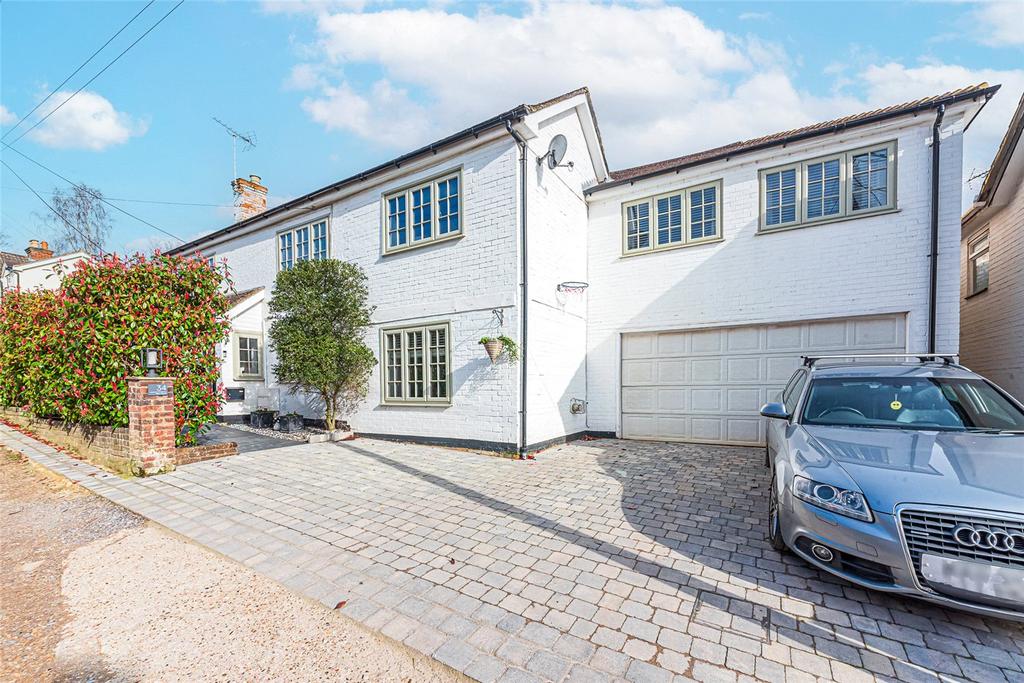New Road, Berkshire GU47 5 bed detached house - £950,000