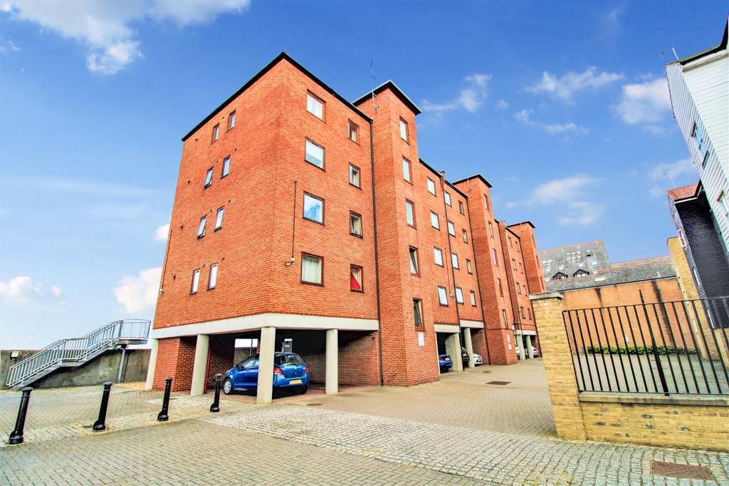 Russell Quay, West Street, Gravesend... 2 bed flat to rent - £1,250 pcm ...