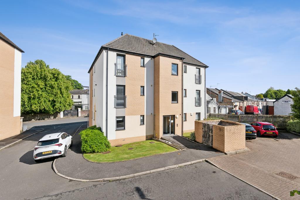 Smithycroft Court, Glasgow G33 2 bed flat - £125,000
