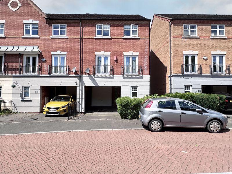 Oxford Way, TIPTON, DY4 8AL 3 bed townhouse - £255,000