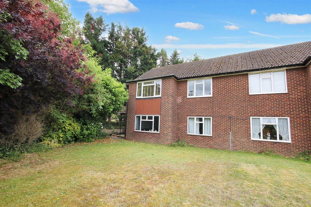 WOODFIELD ROAD, ASHTEAD, KT21 2 bed apartment for sale - £365,000