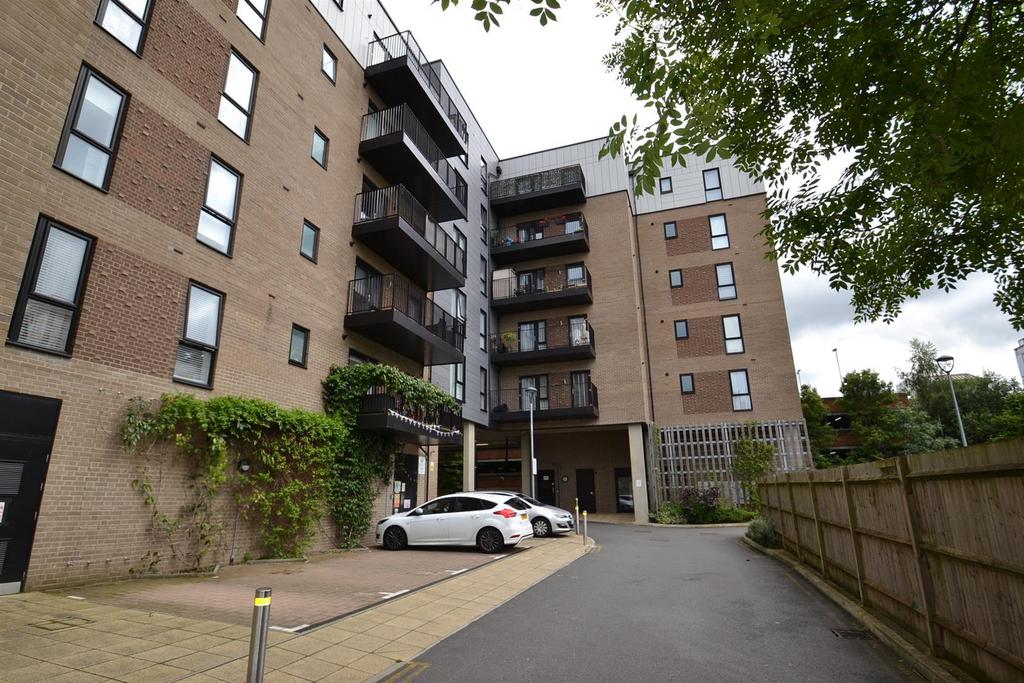 Elstree Way, Borehamwood 1 bed apartment - £1,300 pcm (£300 pw)