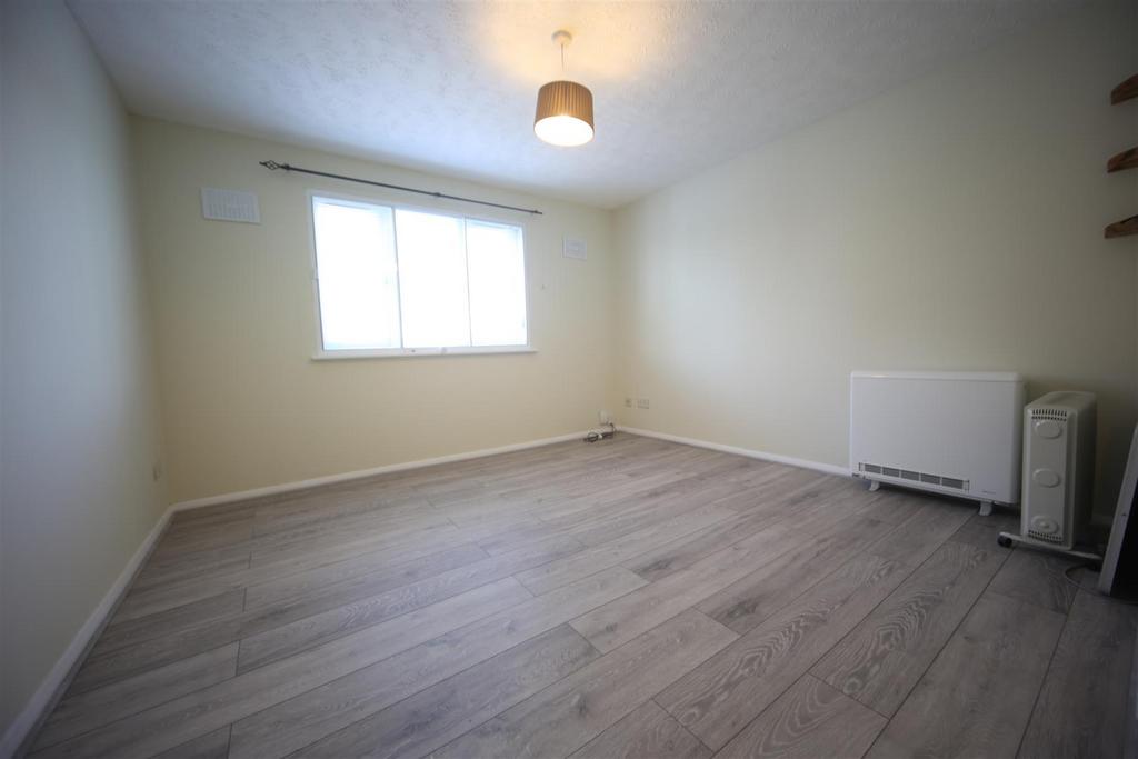 Maplin Park, Langley, Berkshire 2 bed apartment - £1,400 pcm (£323 pw)