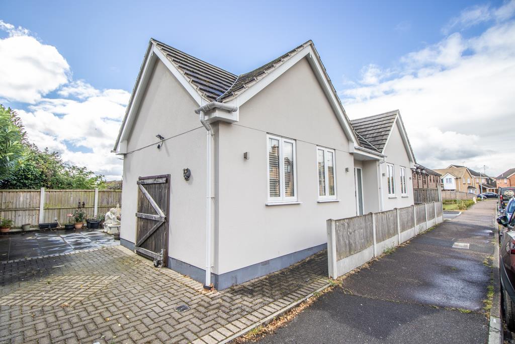 Wedgwood Way, Rochford SS4 1 bed detached bungalow for sale - £355,000
