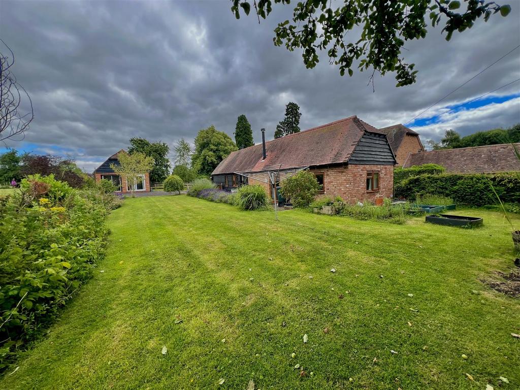 Lower Binton CV37 2 bed barn conversion - £450,000