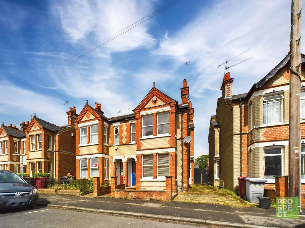 Talfourd Avenue, Reading, Berkshire, RG6 4 bed semi-detached house - £500,000