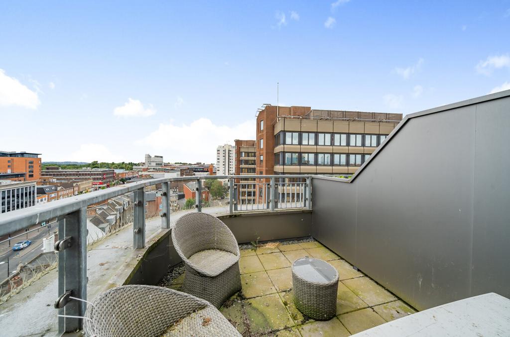 High Street, Bromley, BR1 2 bed property for sale - £415,000