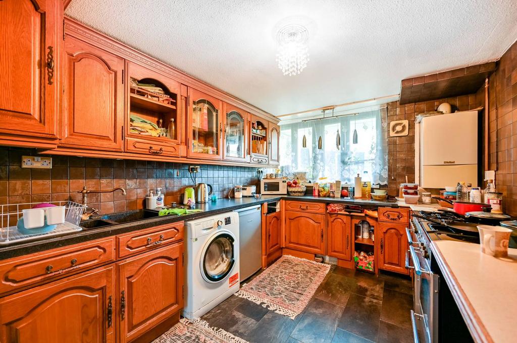 Mogden Lane, Isleworth, TW7 3 bed maisonette to rent - £2,150 pcm (£496 pw)
