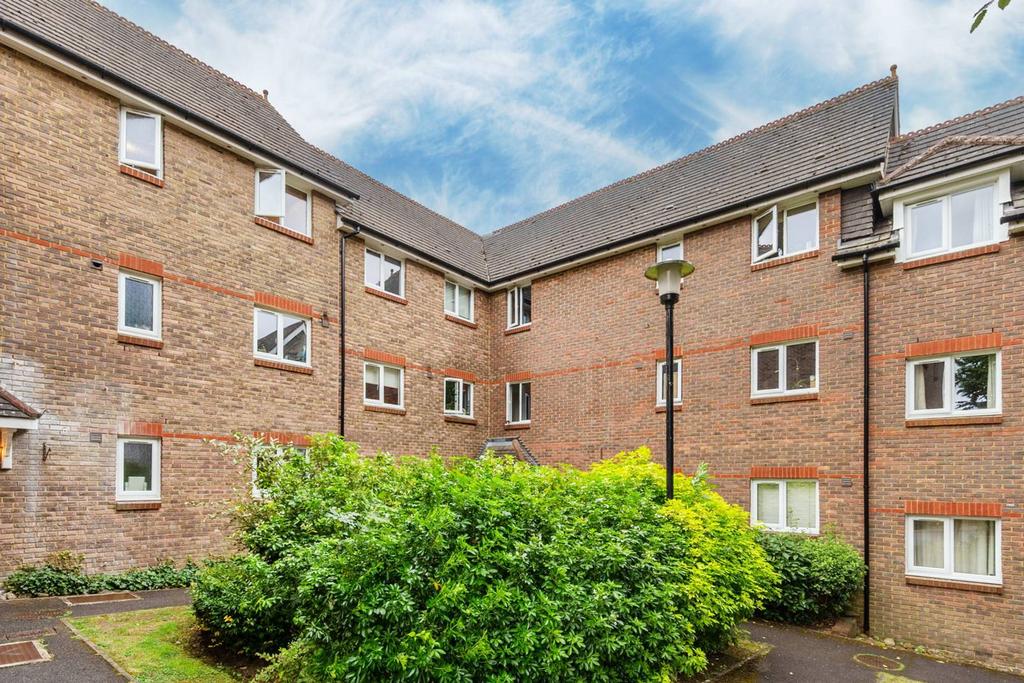 Granville Place, Pinner, HA5 2 bed flat - £365,000