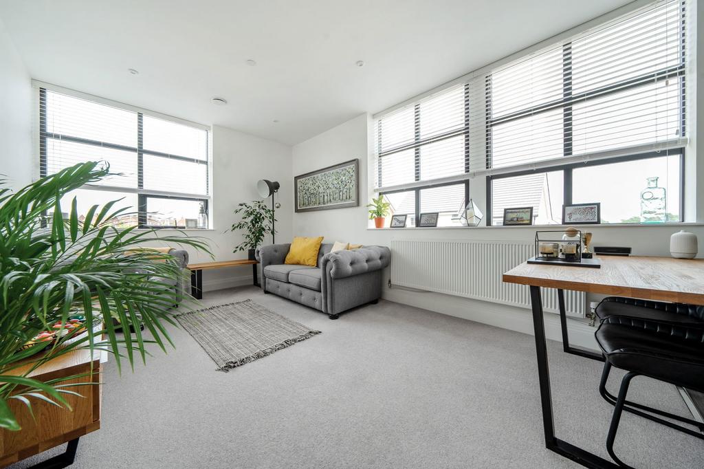 Lilly Court, Basingstoke 2 bed apartment for sale - £285,000