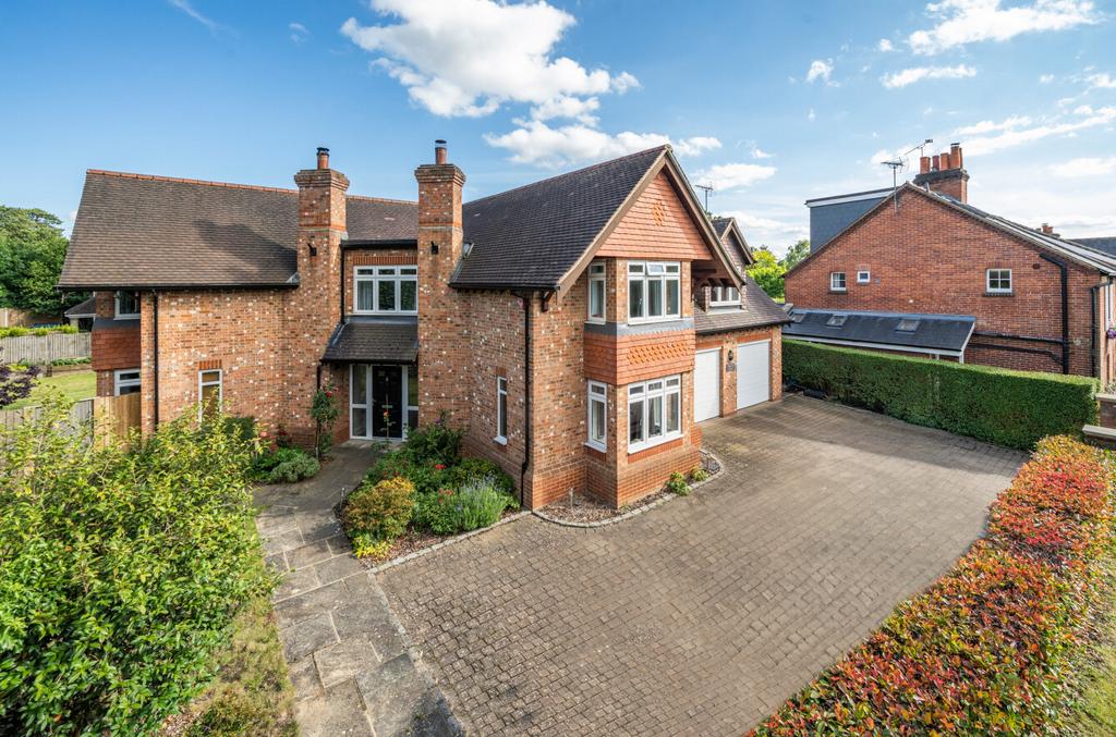 Tilt Road, Cobham, Surrey, KT11 5 bed detached house - £1,440,000