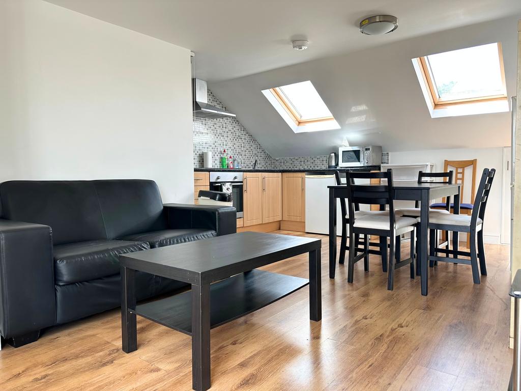 Wells House Road London NW10 3 bed apartment - £2,100 pcm (£485 pw)