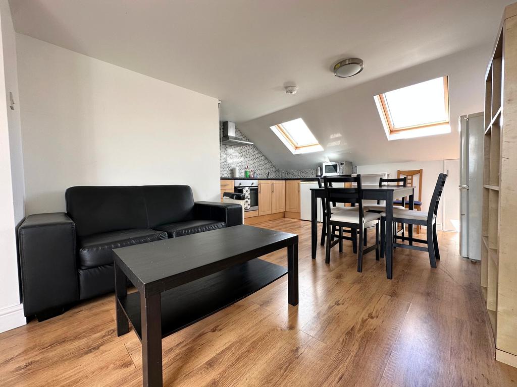 Wells House Road London NW10 3 bed apartment - £2,100 pcm (£485 pw)