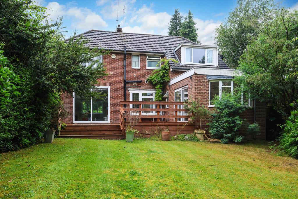 Sandy Drive, Cobham, Surrey, KT11 5 bed detached house - £5,500 pcm (£ ...