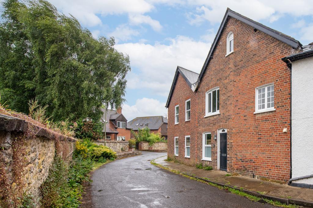 Centenary House 4 bed semi-detached house - £2,250 pcm (£519 pw)