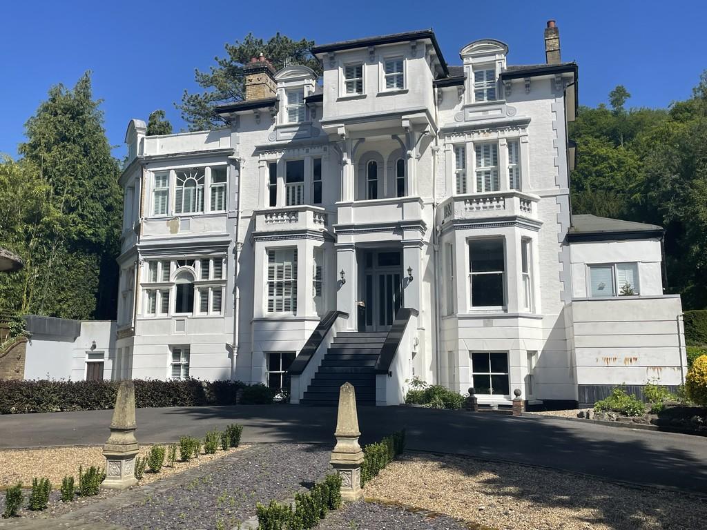 Beech Road, Reigate 2 bed apartment - £2,200 pcm (£508 pw)