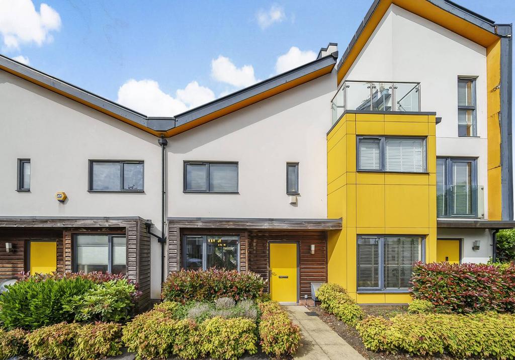 Rowan Road, Streatham Vale, London, SW16 2 bed terraced house - £500,000