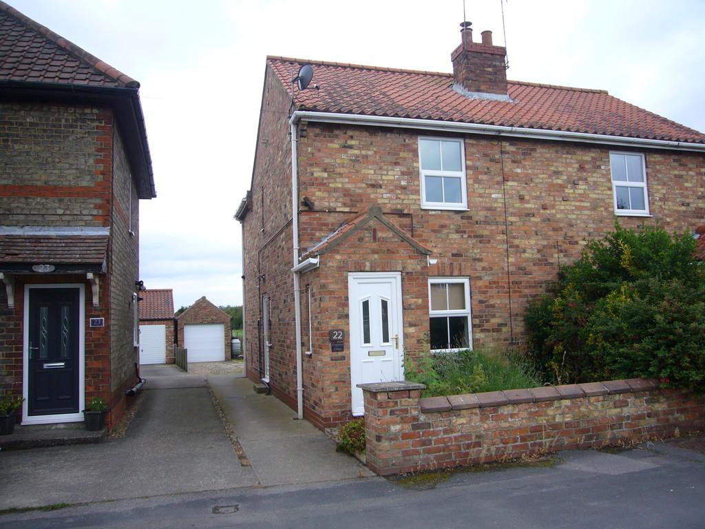 Canal Side East, Newport, HU15 2RL 2 bed cottage - £750 pcm (£173 pw)