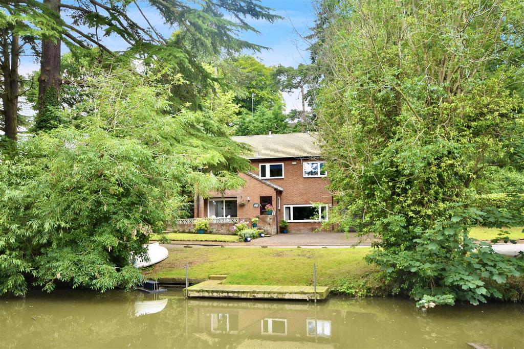 The Martins Drive, Linslade, LU7 2TQ 4 bed detached house - £850,000