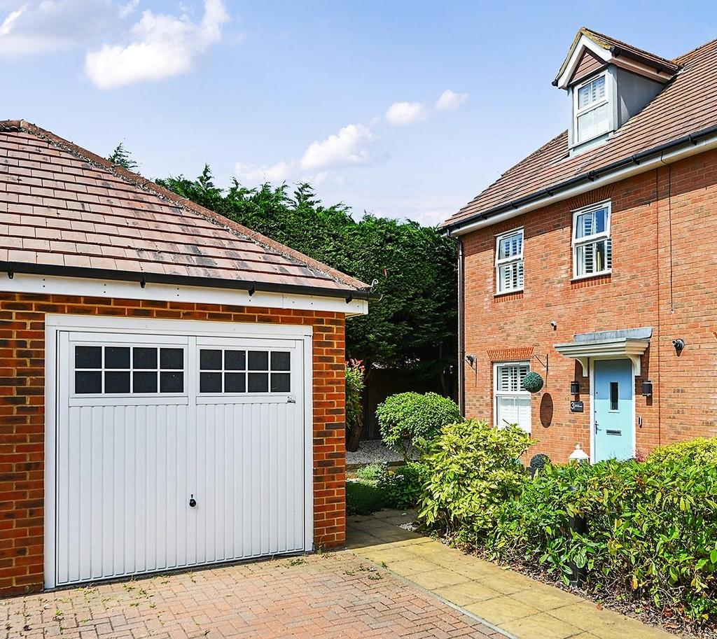 Locks Yard, Headcorn TN27 3 bed semi-detached house - £450,000