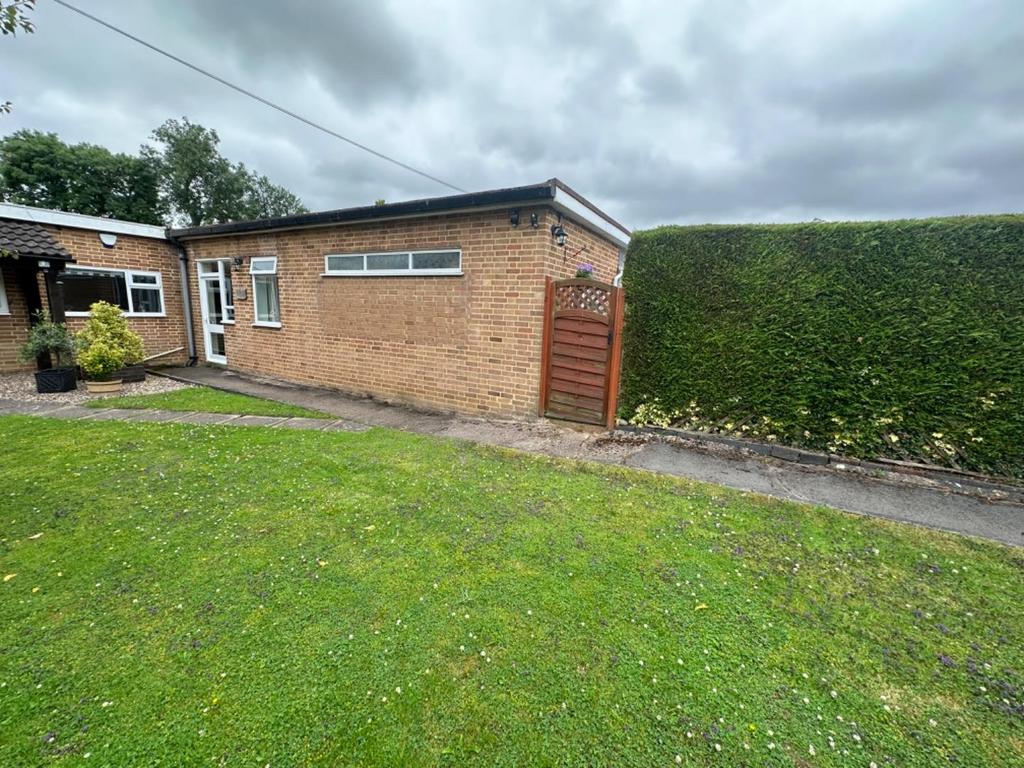 Fetherston Grange, Glasshouse Lane... 2 bed bungalow - £1,500 pcm (£346 pw)