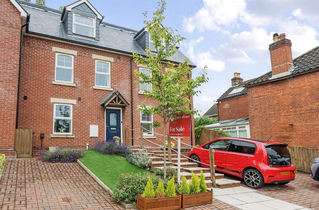 Allbrook Hill, Allbrook, Eastleigh 4 bed terraced house - £419,950
