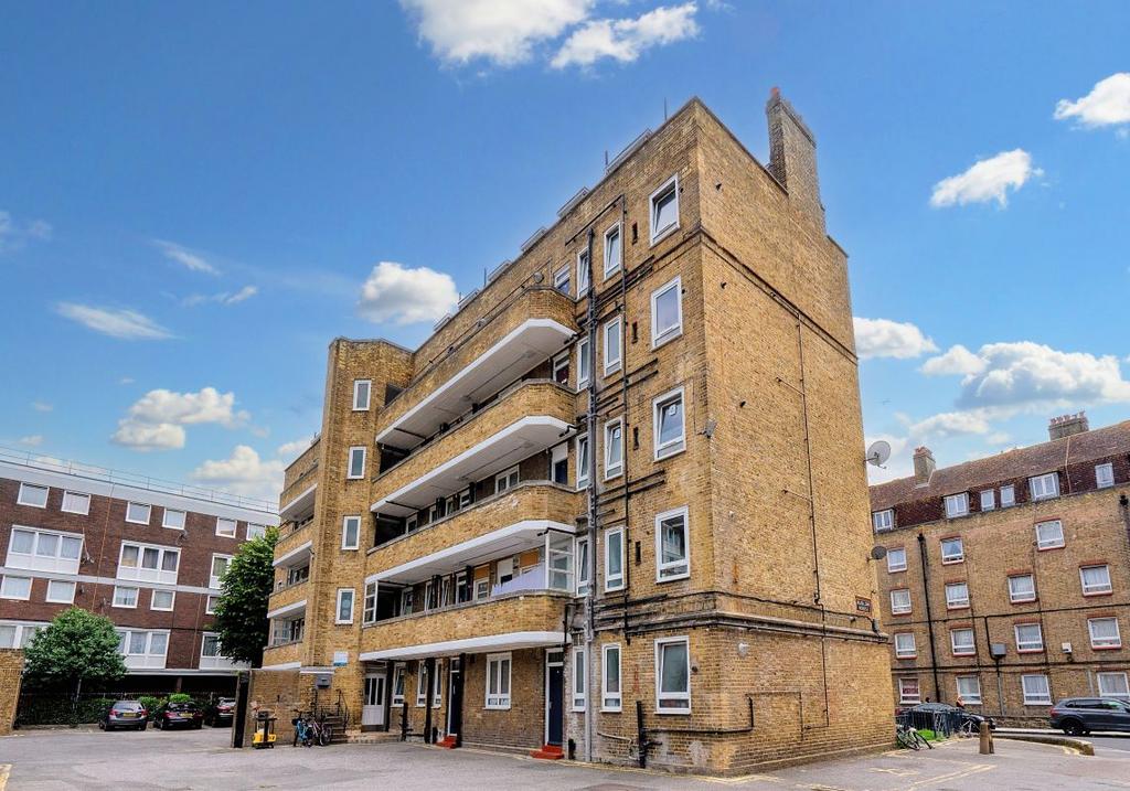 Flat 1 Hadlow House, Kinglake Estate... 2 bed flat - £200,000