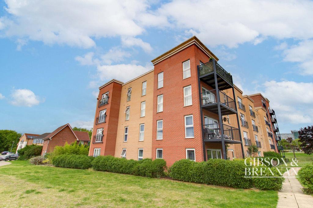 Blake Avenue, Basildon, SS14 2 bed flat - £240,000